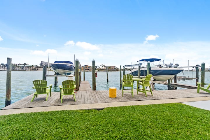 Lola's Beach Home -  Walk To Dining & The Beach! - Treasure Island, FL