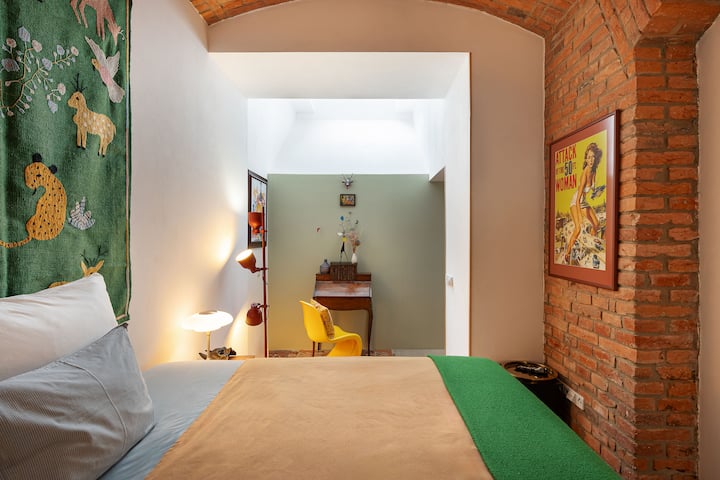 King Size Bed Under The Vaults - Prague