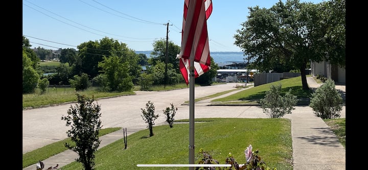 Privacy, Conveniently Located Upstairs Efficiency - Dallas, TX