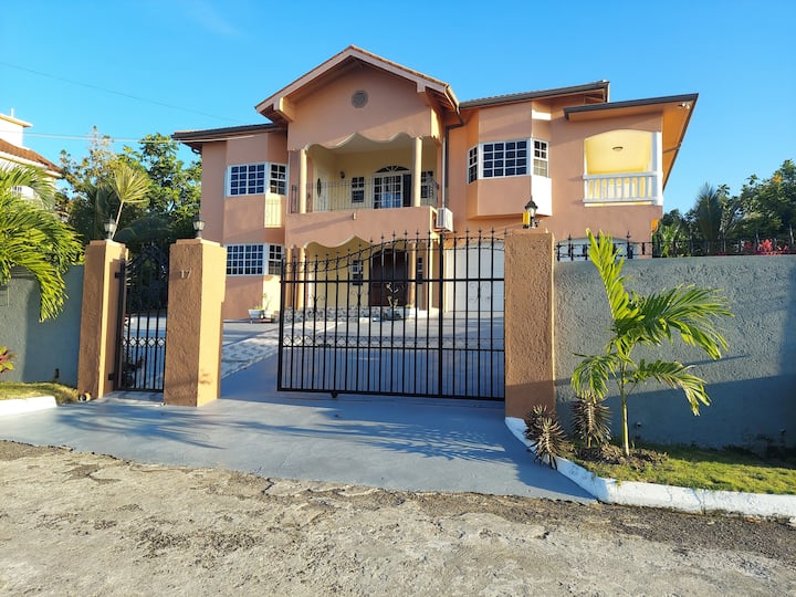 Donpaul Get-away - 4 Bedrooms Ensuite Ocean View - Jamaica