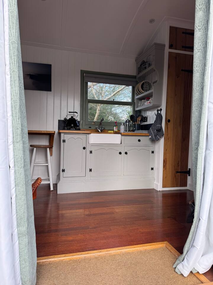 Luxury Shepherds Hut In Lakeside Woodland Setting - Tenterden