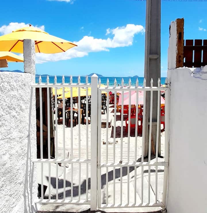01) Beira Da Praia, Pé Na Areia, Com Cozinha - Florianópolis