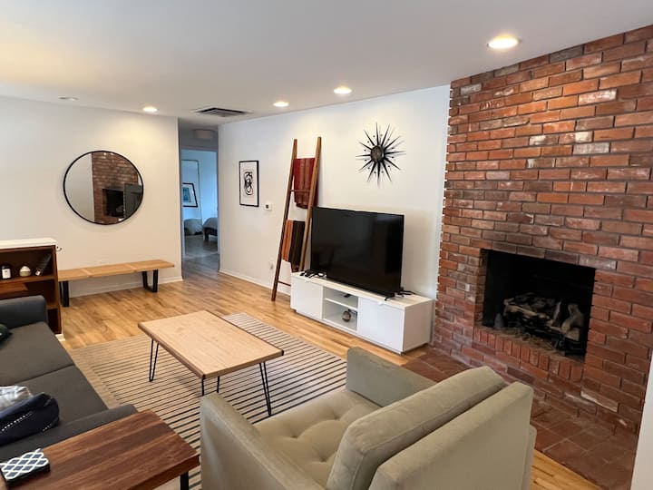 Light + Bright Boulder Midcentury 30+ Day Rental - Boulder, CO
