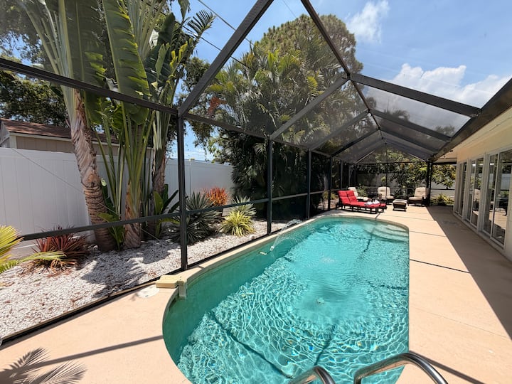 Sunny Pool Home  9 Minutes To Beach  Sleeps 6 - Venice Beach, FL