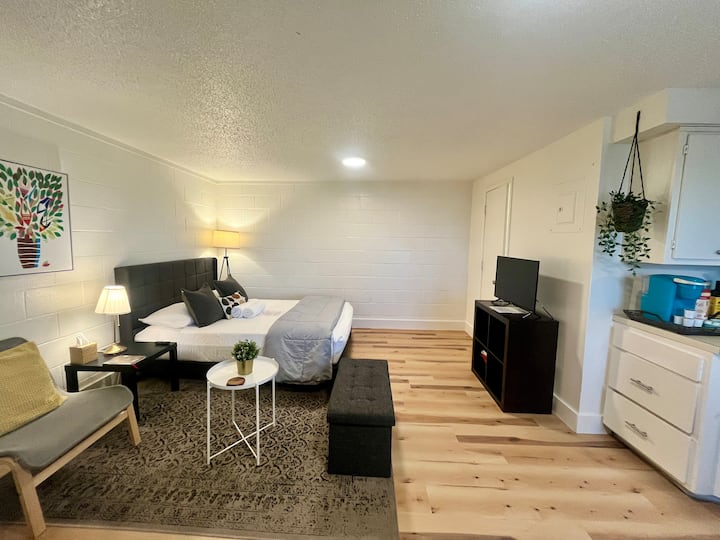 Charming Retreat Steps From Fayette’s Best Spots - Fayetteville, AR