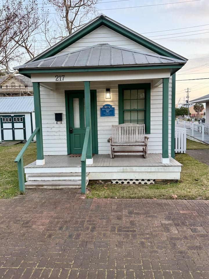 1br/1ba Cozy Cottage - Downtown/museum Of Commerce - Pensacola, FL