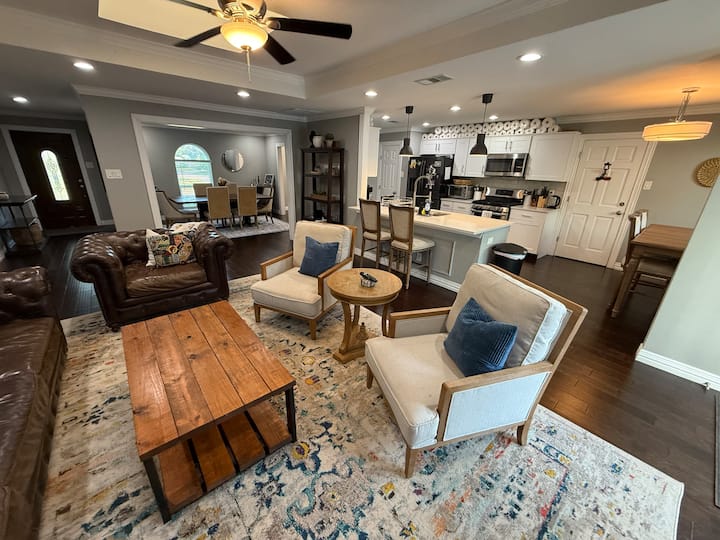 Cozy Family & Business Friendly W/ A Private Pool! - Dallas, TX