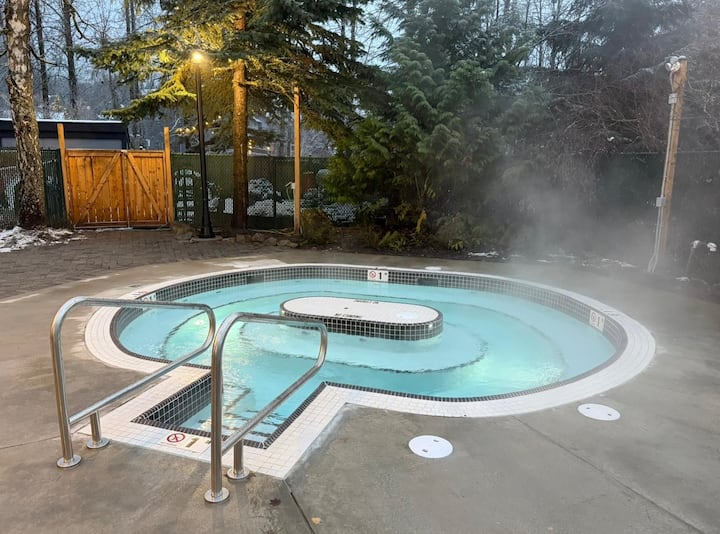 Modern 2 Studio Lock-off W/ Free Parking & 5 Min Walk To The Gondola And/or Lake - Whistler