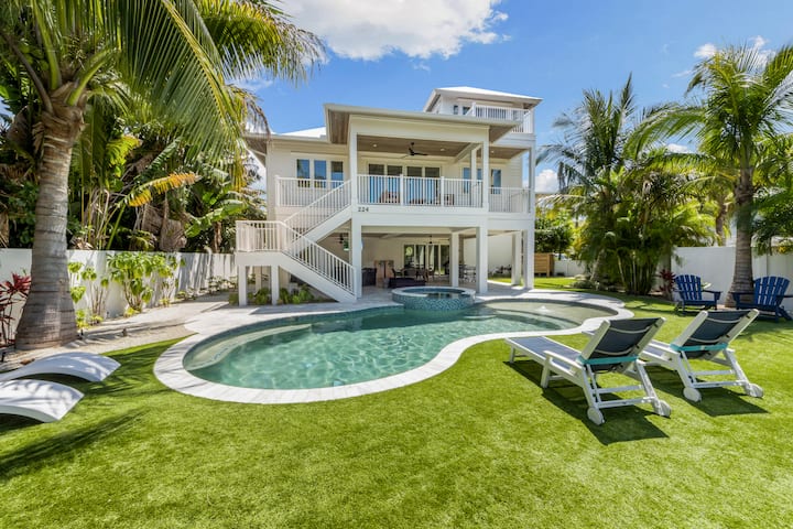 Willow Hideaway: Canal Front Home, Pool, Spa - Cortez Beach, FL