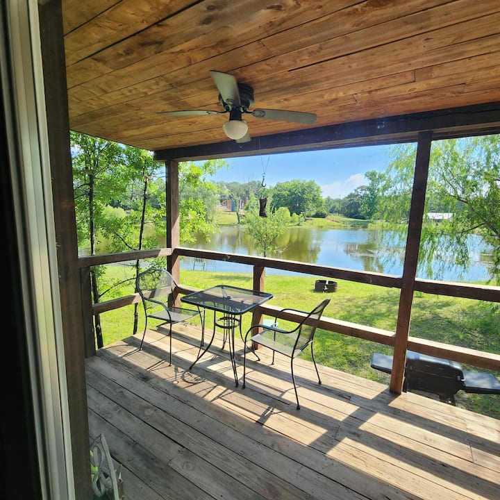 Upscale Cabin 
Lake Front Porch Exotics Fish Walk - Tyler, TX