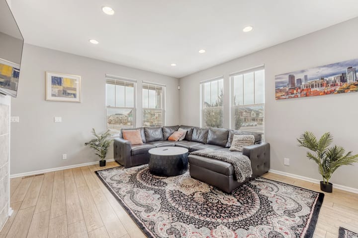 Spacious, Modern, 3 Levels Of Living Space, - Denver, CO