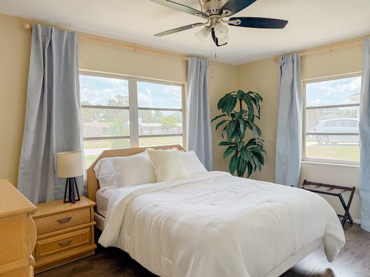 Salt Air Bungalow | Bikes + Beach Nearby - Venice, FL