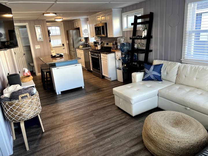 Plum Place- Dog Friendly Cottage Steps From Beach! - Hampton