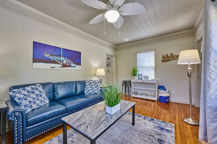 House In A Charming Tropical Get-a-way - Lake Worth, FL