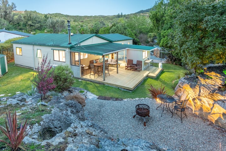 Hidden Gem Amongst The Rocks At The Beach - Tākaka