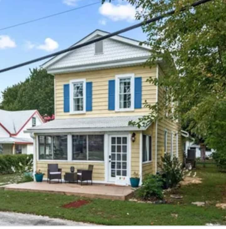 Three Birds Cottage, Family Vacation House - Colonial Beach, VA