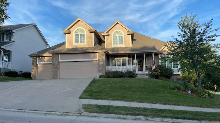 Suburb Basement W/ Two Queen Rooms & Family Room - Bellevue, NE