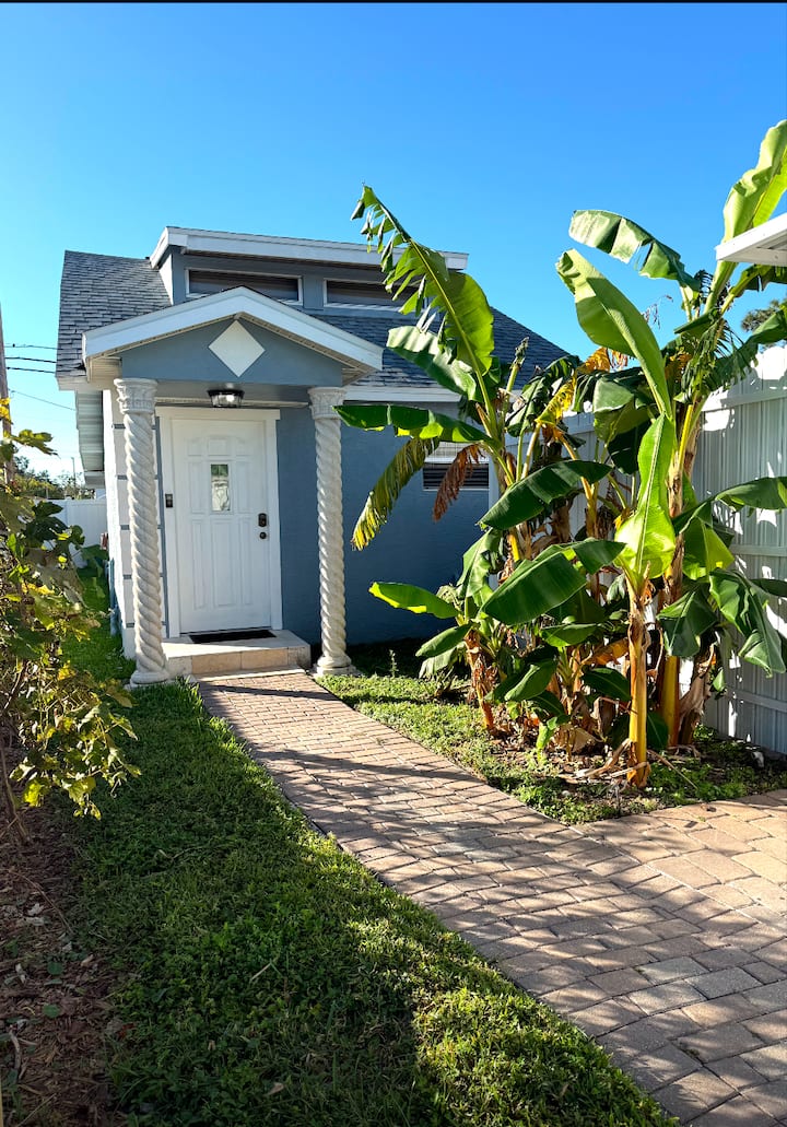 "Unique Cabin Style Guesthouse In West Tampa" - Tampa, FL