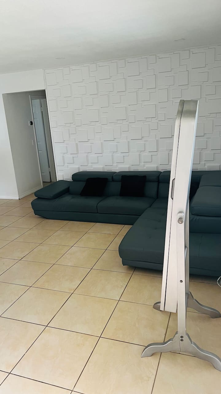 Cozy Home In Pembroke Pines 10 Mins From Hard Rock - Pembroke Pines, FL
