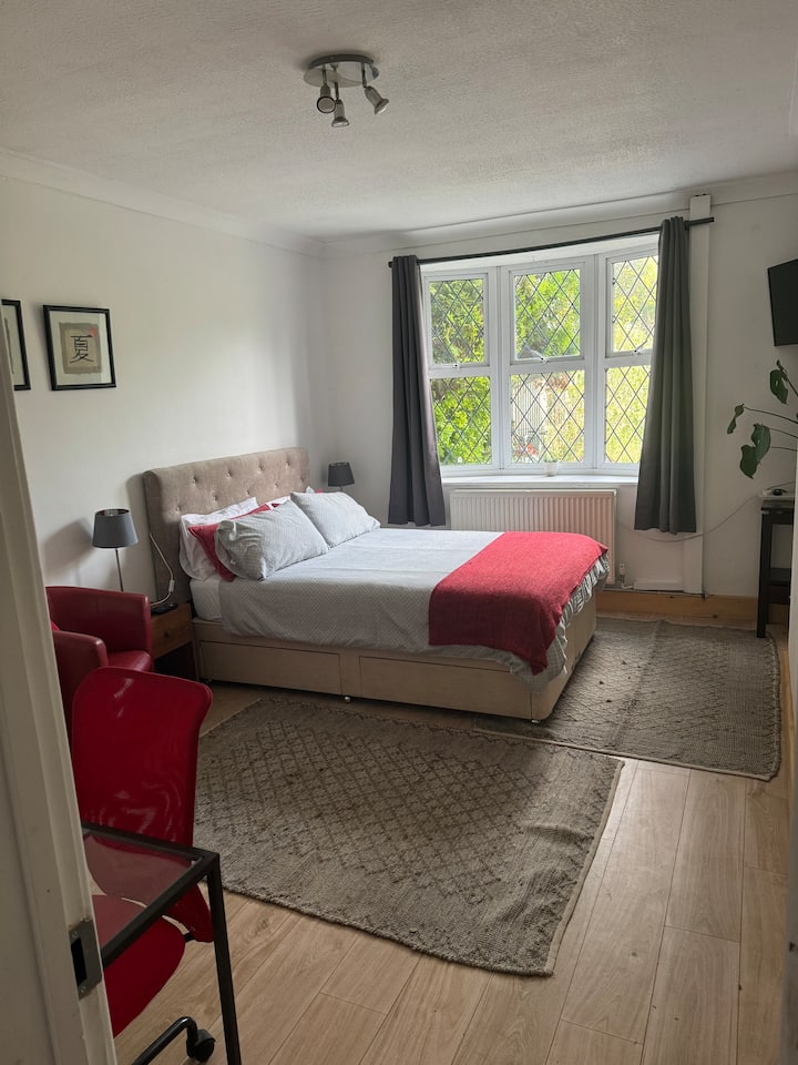 Spacious Room With Private Shower Room . - Bournemouth