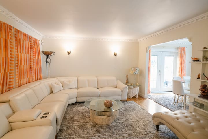 Beautiful Home, 2 Bedrooms, Large Deck & Play Area - Great Neck, NY