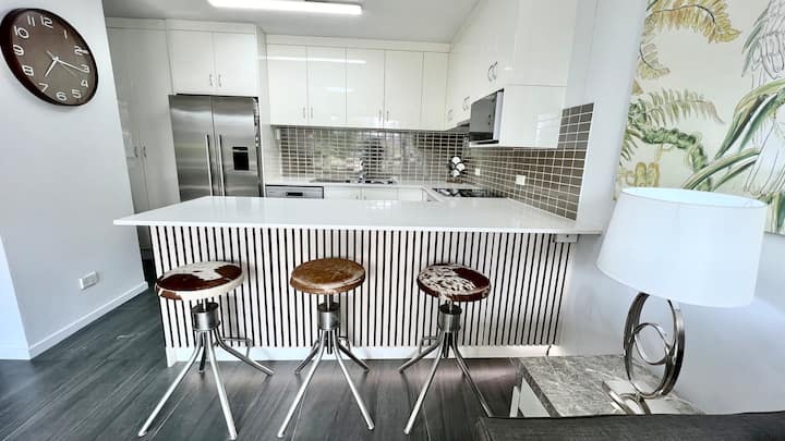 350m To The Beach~pool~air-con~wi-fi~ 1 X Car Park - Surfers Paradise