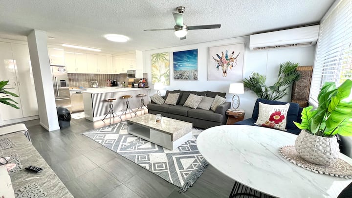 350m To The Beach~pool~air-con~wi-fi~ 1 X Car - Gold Coast