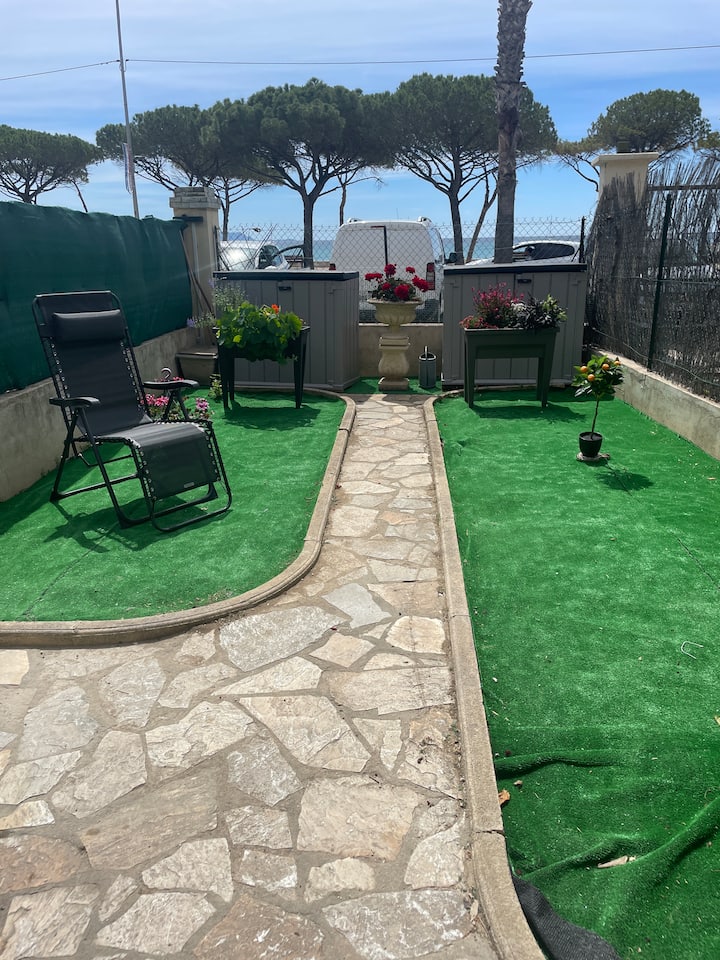 Studio à La Plage Et Parking Privé+terrasse Jardin - Calanque du Mugel