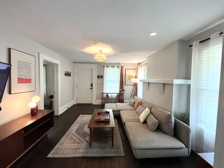 Uptown Pet-friendly Entire Home W/ Fenced Yard - Windsor Park - Charlotte