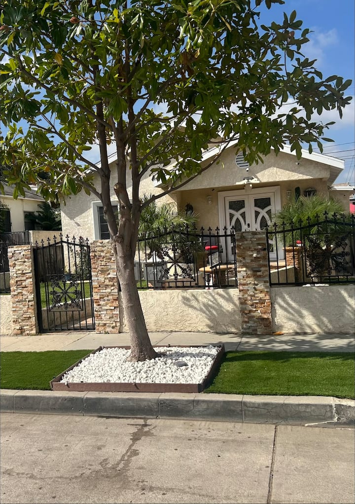 9 Guest, 2 Br, Near Sofi, & Amusement Parks - South Gate, CA
