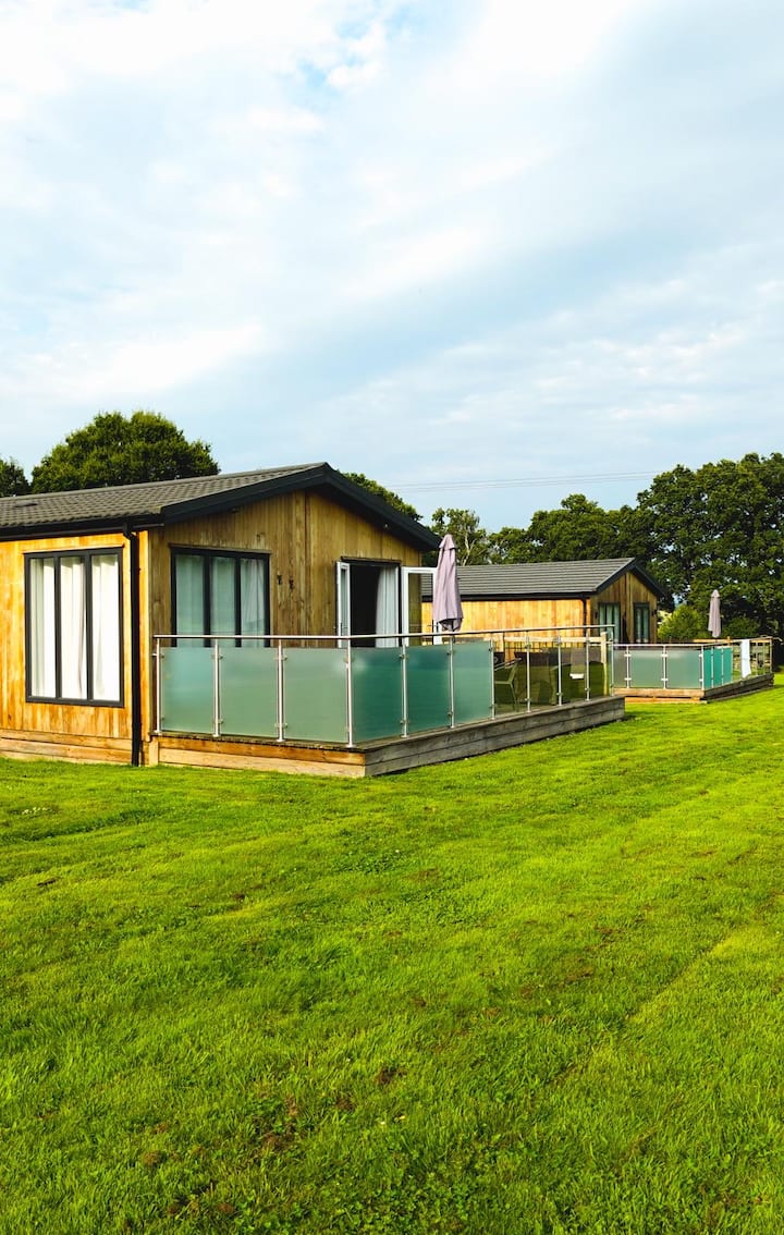 Aspen Country Lodge With Hot Tub & Views - Shropshire