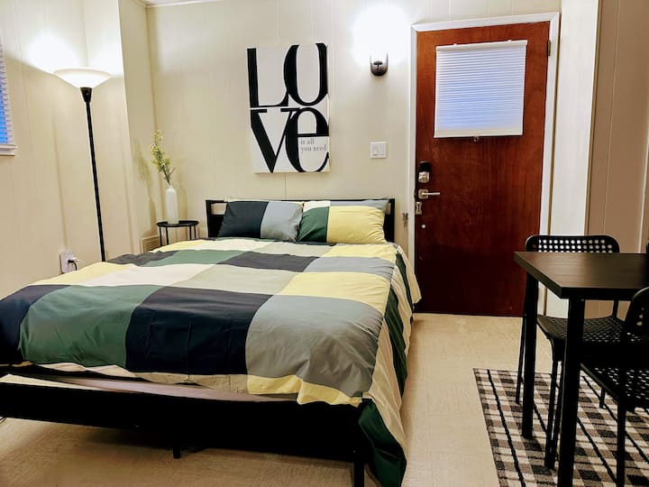 Cozy Suite With Private Entrance - North Vancouver