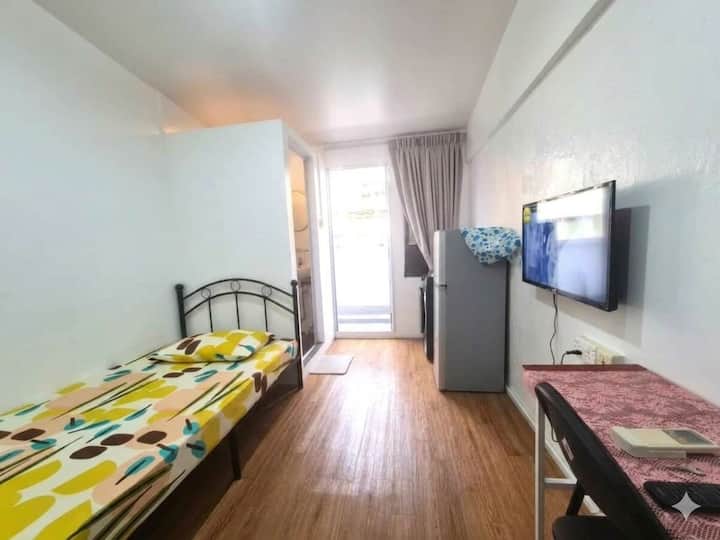 Balcony View Ensuite @ Lowrise Heritage Apartment - Singapore