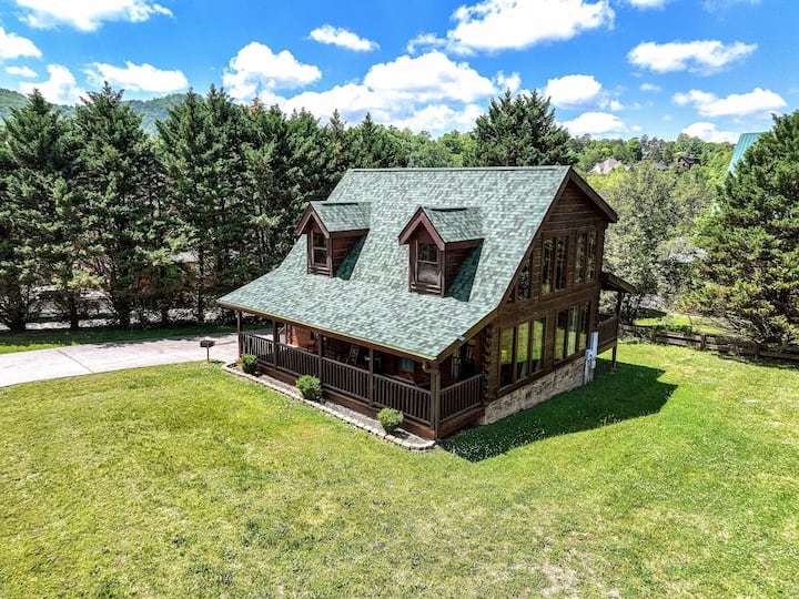 Snuggle Bear Cabin - Pigeon Forge, TN