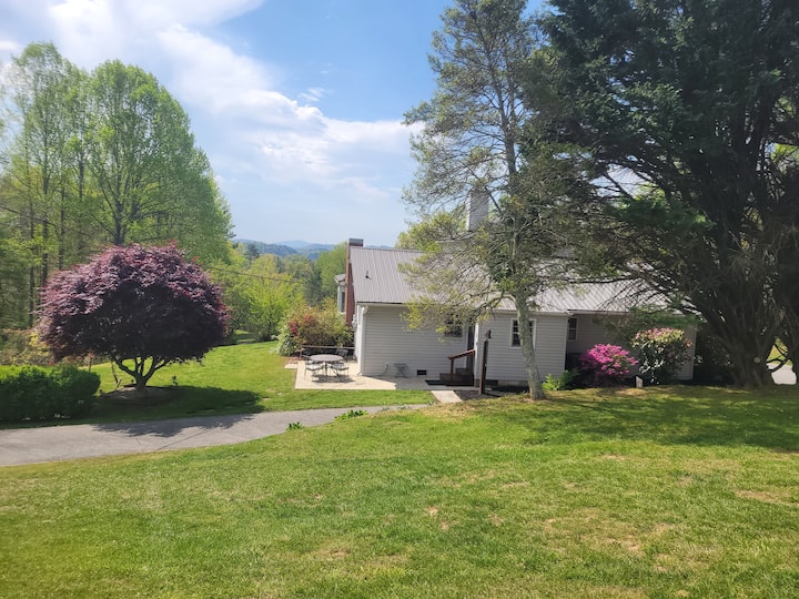 Farmstay On Mountain Farm With Animals - Saluda, NC