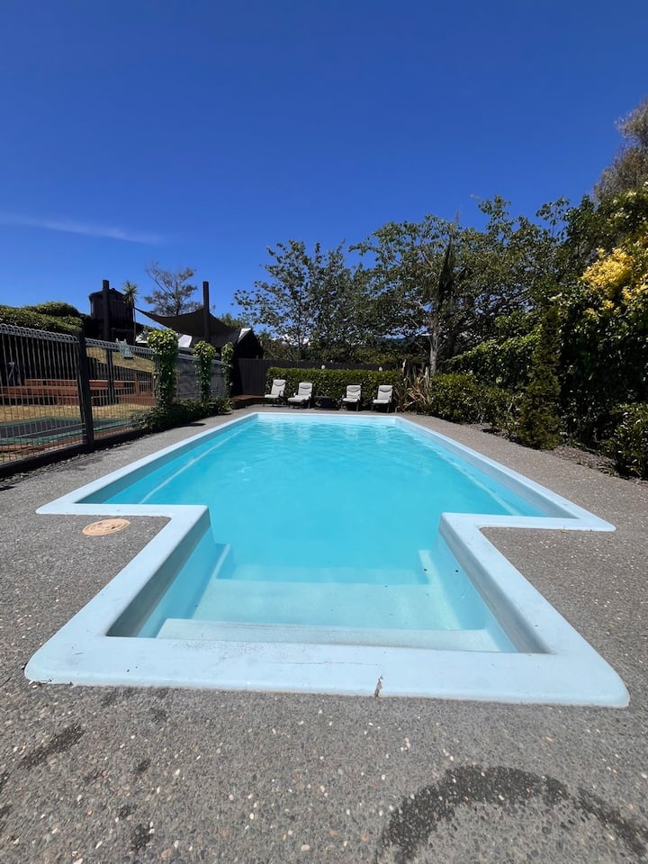 Private Bar And Pool - Waikanae