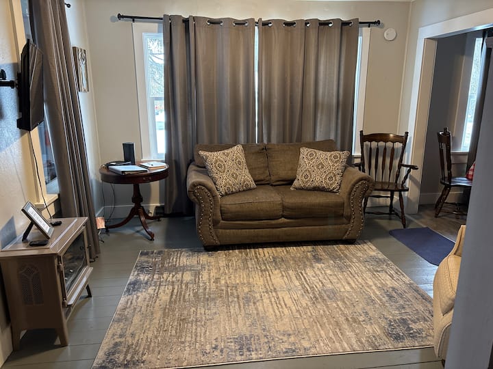 Snowmobiling! Sleeps 4! Game Room! Pet Friendly! - Eagle River, WI