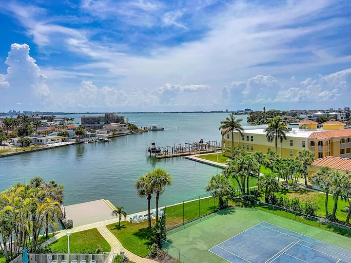 Beach Getaway W/bay Views In A Convenient Location - Tampa Bay, FL