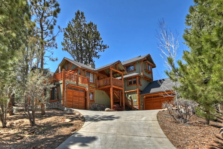 Highland Manor By Destination Big Bear : Luxury Log Estate In Eagle Mountain! Movie Theater/game Room! - Big Bear Lake, CA