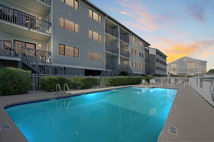 Condo W/ Private Balcony & Stunning Beach Views - Surfside Beach, SC