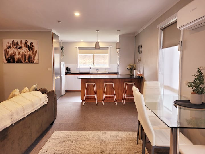 Close To Devonport, Spacious & Comfortable! - Port Sorell