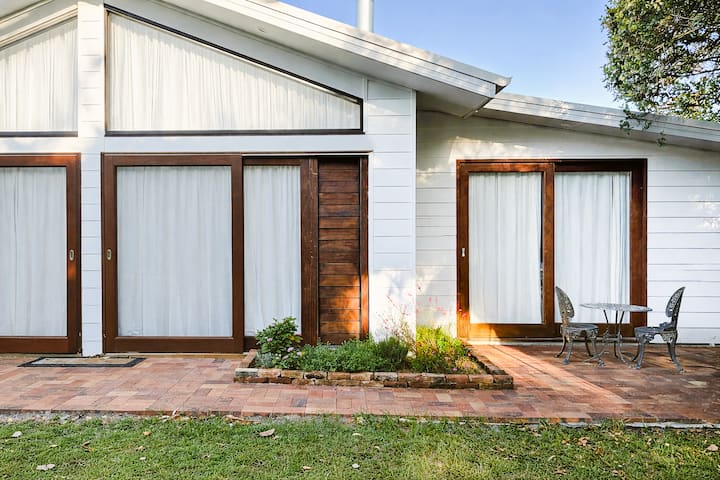 Salty Cottage Beachfront, Creek, Seaside Oasis - Pottsville