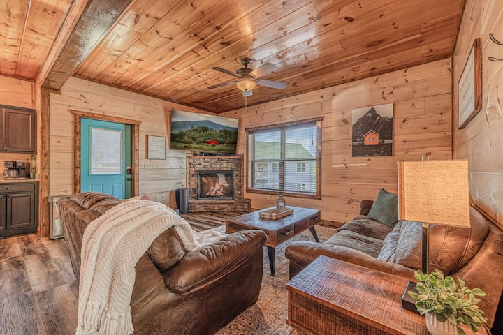 Summer Sale! Pigeon Forge Cabin With Hot Tub - Pigeon Forge, TN