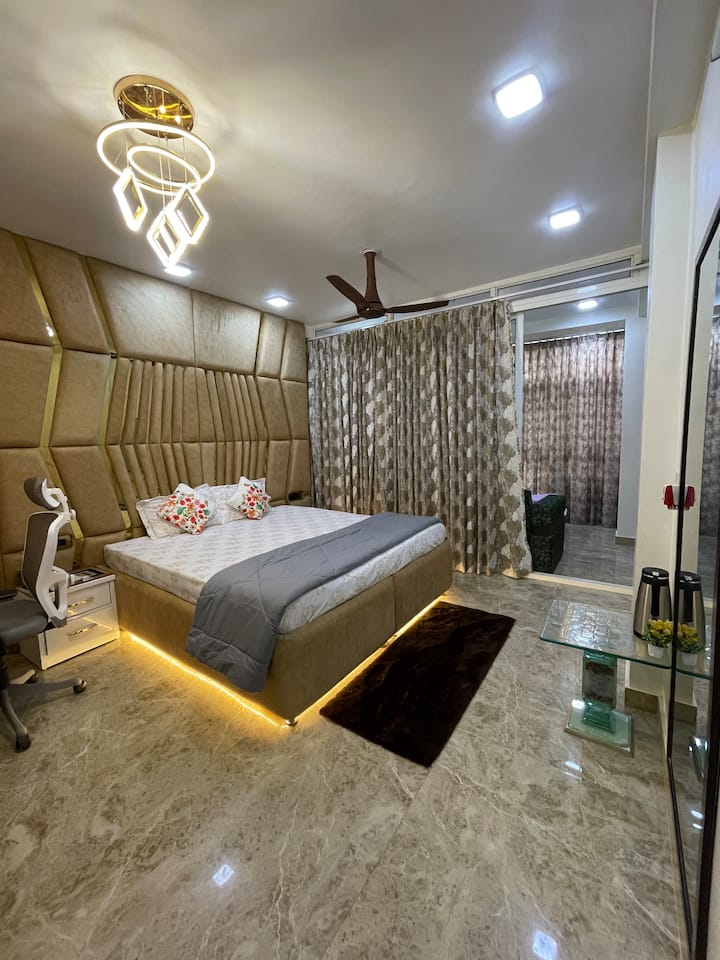Spacious Room W/ Balcony Garden| Air Con & Heating - 뉴델리