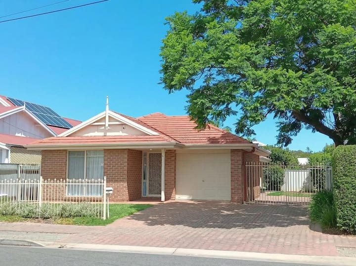 Train, Shops, Beach - House To Yourself - オーストラリア