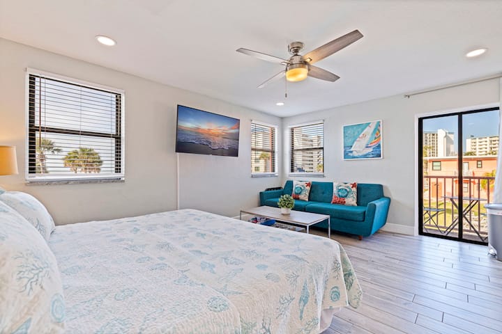 Beach-goers Paradise Getaway! Pool! Sun! Fun! - St. Pete Beach, FL