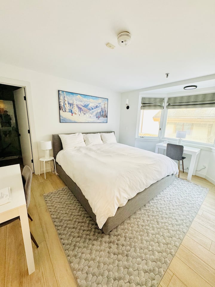 Prime Renovated Vail Village Condo W/kitchenette - Vail, CO