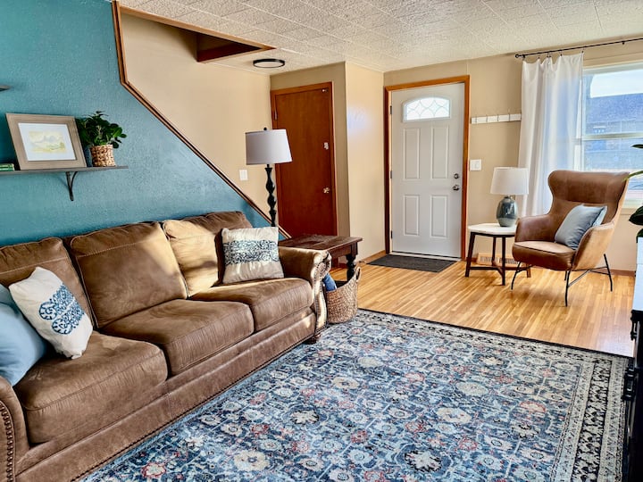 Pet-friendly Townhome • Fenced Yard • Near Avera - Sioux Falls, SD