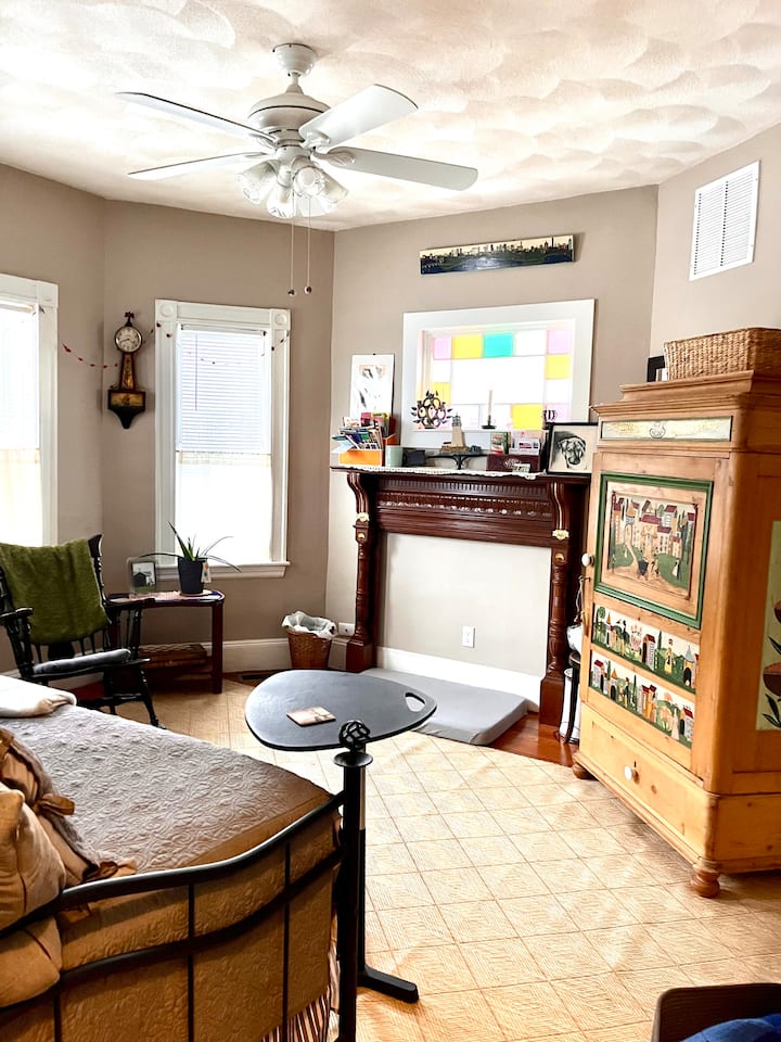 Private Apartment. Dog Friendly. Parking - Boston, MA