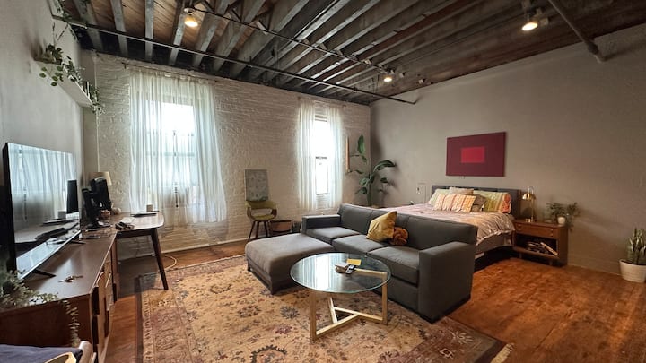 Huge Studio Room. Private Couch,tv & Desk In Loft - Brooklyn, NY